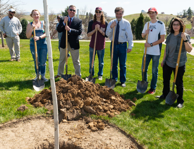 Horticulture Club gets some planting help | WSU Insider | Washington ...