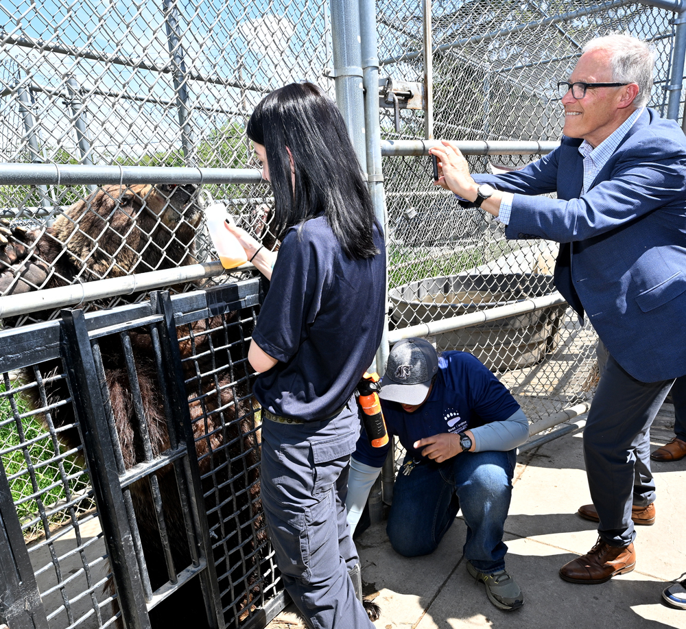 Gov. Jay Inslee visits Family Medicine Residency Program, WSU Bear ...